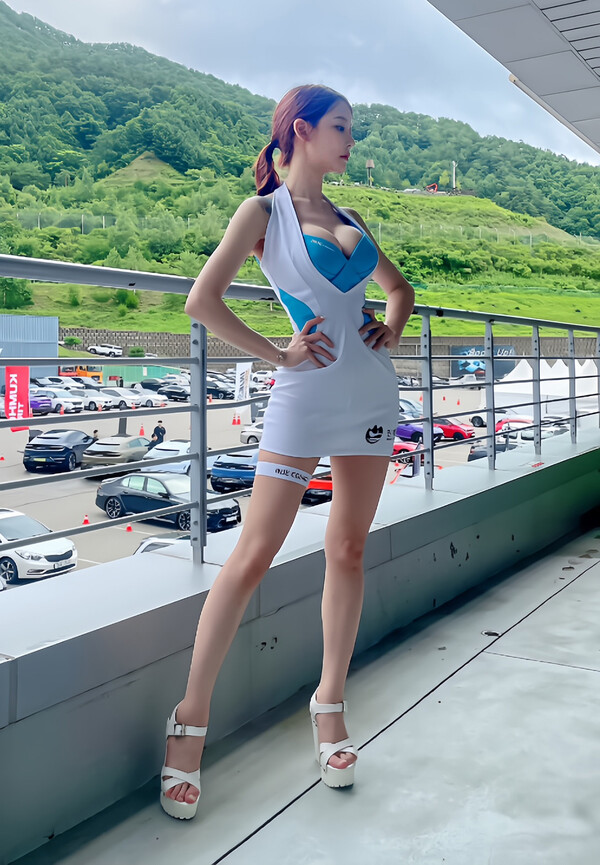 신인답지 않는 과감하고 당당한 포즈 레이싱모델 리아